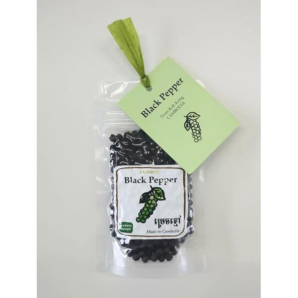 「商品情報」定番商品の黒胡椒。どんなお料理にも最適です。カンボジア産黒コショウは、フルーティーな香りが強く、辛さも程よく、いろいろなお料理のうまみを引き出します。香りと辛さがストレートに弾ける「スパイシー！」な味をお好みの方は、黒胡椒を是非...