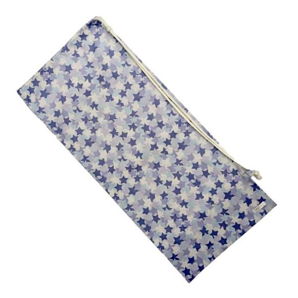 SPECカラー：迷彩星柄(カモスター柄) ライトブルーサイズ：約35x80cm素材：-原産国/製造国：日本仕様・特徴：テニスラケット用ソフトケース。内部に仕切りがあるため、2本ラケットを入れても傷つきにくい仕様となっています。 ・前面左下に...