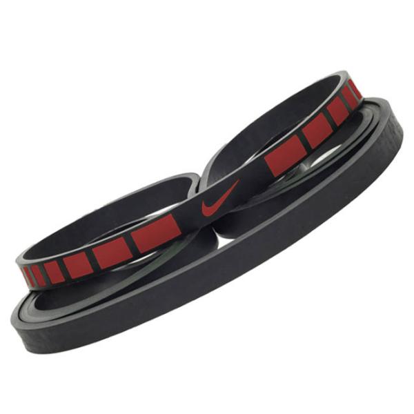 SPECカラー：ブラック×ライトクリムゾン(080)サイズ：本体：約幅2.2×周囲200cm／収納袋：約15×30cm素材：バンド：ゴム100%／収納袋：ポリエステル80%、ナイロン20%最大抵抗：40ポンド(18.14kg)名称：Nike...