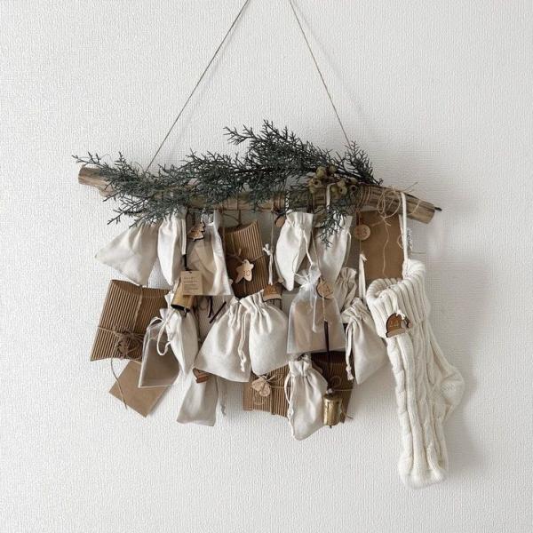 アドベントカレンダーとは、12月1日からクリスマス当日までの24日間をカウントダウンする、期間限定の特別なカレンダー.紙や布製のカレンダーに24個のポケットや扉がついていたり、24個の袋や箱に分かれていて、毎日一つずつ開けると小さなお菓子や...