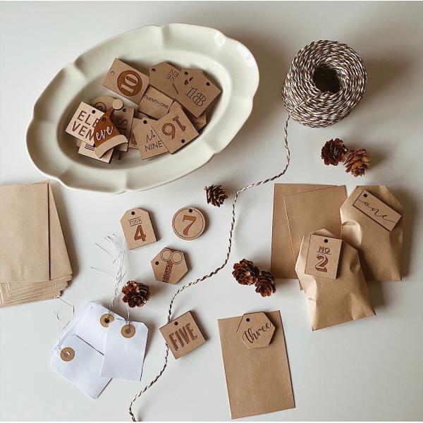 アドベントカレンダーとは、12月1日からクリスマス当日までの24日間をカウントダウンする、期間限定の特別なカレンダー.紙や布製のカレンダーに24個のポケットや扉がついていたり、24個の袋や箱に分かれていて、毎日一つずつ開けると小さなお菓子や...