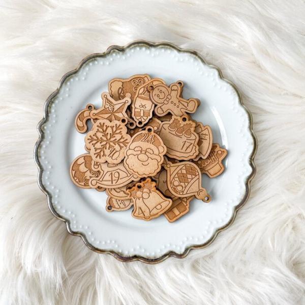 アドベントカレンダーとは、12月1日からクリスマス当日までの24日間をカウントダウンする、期間限定の特別なカレンダー.紙や布製のカレンダーに24個のポケットや扉がついていたり、24個の袋や箱に分かれていて、毎日一つずつ開けると小さなお菓子や...