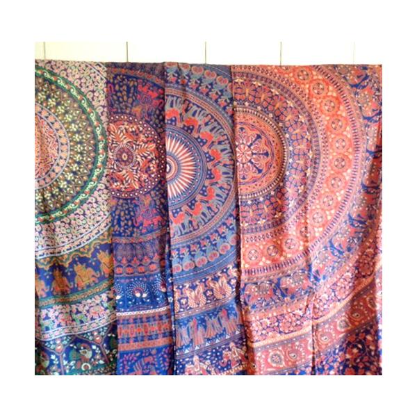 生産国　インドサイズ　２４０×２０２センチ前後素材　綿１００パーセント色彩　ネイビー大判マルチクロス。ダブルサイズのベッドカバーや床の敷物など、大きいので色々使えます。厚地でしっかりとした織物に伝統的図柄のブロックプリント染め。らくだと象と...