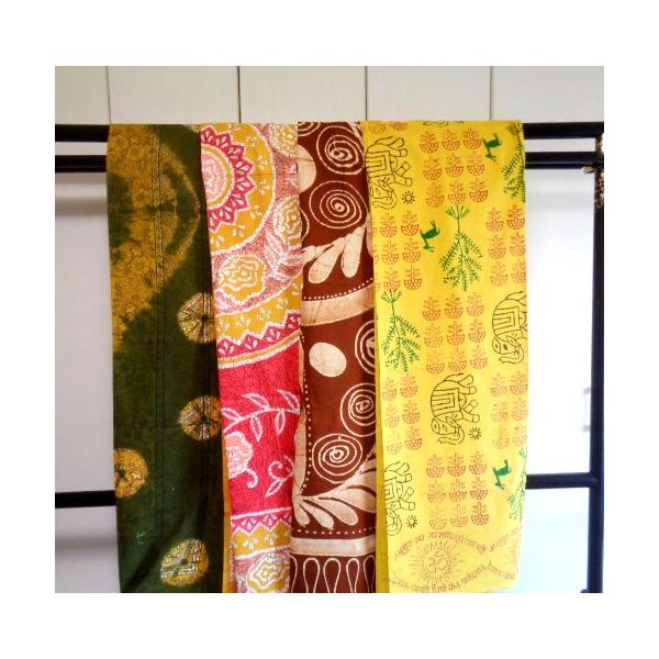 生産国　インドサイズ　大きめシングルベッドサイズ素材　綿１００パーセント大判マルチクロス。厚地のコットンは丁寧なつくりになっています。変色や糸のほつれなど何か所か見られますが、とってもぬくもりあふれた風合いです。コタツカバーに、冬場は毛布の...