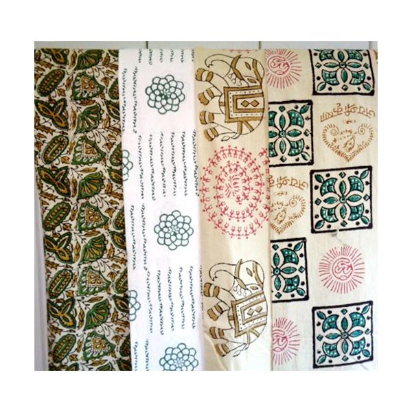 生産国　インドサイズ　大きめシングルベッドサイズ素材　綿１００パーセント大判マルチクロス。厚地のコットンは丁寧なつくりになっています。変色や糸のほつれなど何か所か見られますが、とってもぬくもりあふれた風合いです。コタツカバーに、冬場は毛布の...