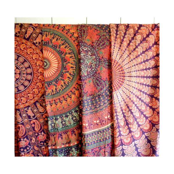 生産国　インドサイズ　２４０×２０２センチ前後素材　綿１００パーセント色彩　レッド大判マルチクロス。ダブルサイズのベッドカバーや床の敷物など、大きいので色々使えます。厚地でしっかりとした織物に伝統的図柄のブロックプリント染め。らくだと象とペ...