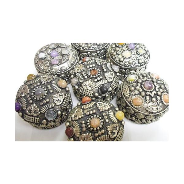 生産国　インドサイズ　直径４５ミリ　深さ１５ミリ　全体の高さ３５ミリ前後材質 　金属とめのう　インドの町工場の職人が、一つ一つ作ったぬくもりあふれる小物入れです。インドも近代化が進んで、昔ながらの手法での小物を作る人が少なくなりつつあります...