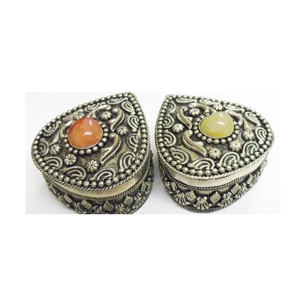 生産国　インドサイズ　縦５０ミリ　深さ２０ミリ　幅４５ミリ前後材質 　金属とめのう　インドの町工場の職人が、一つ一つ作ったぬくもりあふれる小物入れです。インドも近代化が進んで、昔ながらの手法での小物を作る人が少なくなりつつあります。この小物...