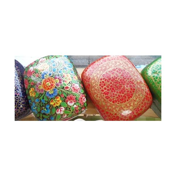 生産国　インドサイズ　縦１００ミリ　横７０ミリ　深さ３０ミリ前後材質 　紙と木の樹脂　インドの町工場の職人が、一つ一つ作ったぬくもりあふれる小物入れです。インドも近代化が進んで、昔ながらの手法での小物を作る人が少なくなりつつあります。この小...