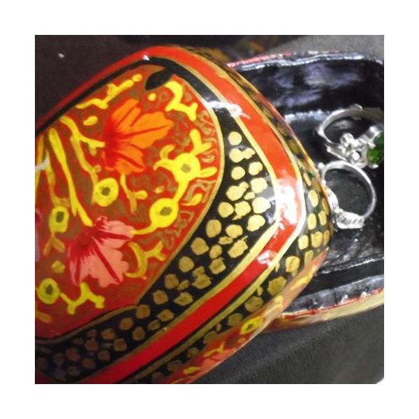 生産国　インドサイズ　縦７０ミリ　横５５ミリ　深さ２５ミリ前後材質 　紙と木の樹脂　インドの町工場の職人が、一つ一つ作ったぬくもりあふれる小物入れです。インドも近代化が進んで、昔ながらの手法での小物を作る人が少なくなりつつあります。この小物...