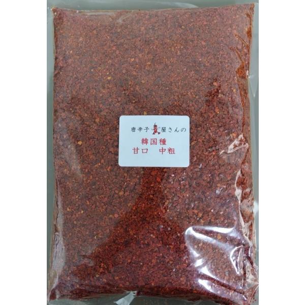 韓国　甘口唐辛子粉（キムチ用・粗）　<1kg>香りが良く、辛すぎないためどんな料理にもピッタリで、風味も抜群コクのある甘味が強く感じる唐辛子、色鮮やかな光沢のある赤色が特徴で、キムチにしたとき、特に野菜の甘みの調和ができるので、...