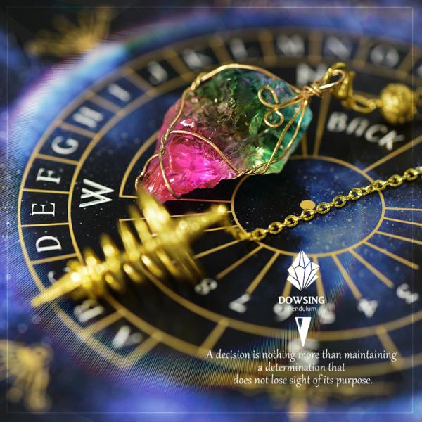 ○詳細：天然水晶(特殊染色)約3〜5cmペンデュラム先端　約4cm(ブラス)全体　約30cmダウジングシート　(表/プロシート・裏/通常)ネックレスチェーン　約55cm(ブラス)※天然水晶を加工している為サイズ・形・色に1つ1つ違いがござい...