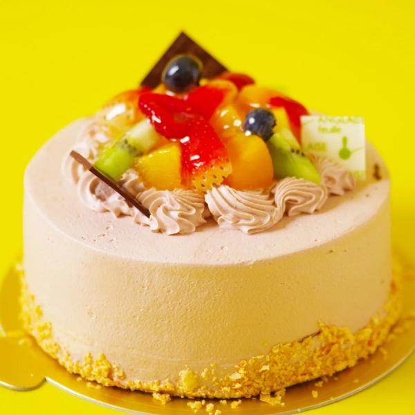 ココアのスポンジで、生チョコを４層サンド、チョコクリームとフルーツでデコレーション。チョコ好きも納得のケーキです。サイズ４号（12cm）、5号（15cm）、6号（18cm）、７号（21cm）、８号（24cm）原材料＊ココアスポンジ（卵、小麦...