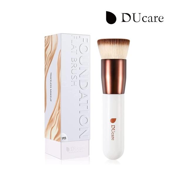 【密度の高い高級繊維毛】究極の柔らかさのための密度の高い3mmの毛がブラシ跡を無くし効果的に毛穴カバー。チクチクしないで、お肌に均等にファンデをのばせます。ベースメイクがとてもキレイに仕上がります。【低刺激】初心者がファンデーションブラシを...
