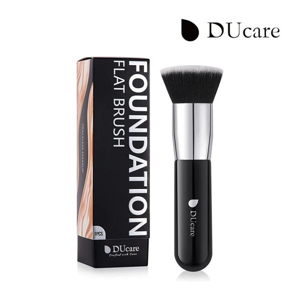 【密度の高い高級繊維毛】究極の柔らかさのための密度の高い3mmの毛がブラシ跡を無くし効果的に毛穴カバー。チクチクしないで、お肌に均等にファンデをのばせます。ベースメイクがとてもキレイに仕上がります。【低刺激】初心者がファンデーションブラシを...