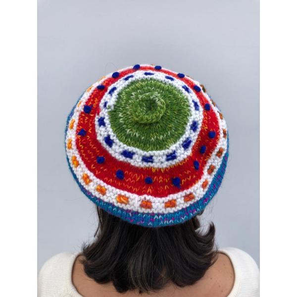 アルパカニット帽子 ベレー帽は、手編みで丁寧に作られた、上質なアルパカウールを使用したおしゃれな帽子です。アルパカウールは軽くて暖かく、柔らかくて肌触りが良いため、寒い季節に最適な素材です。さらに、羊毛よりも保温性が高く、毛玉ができにくいと...