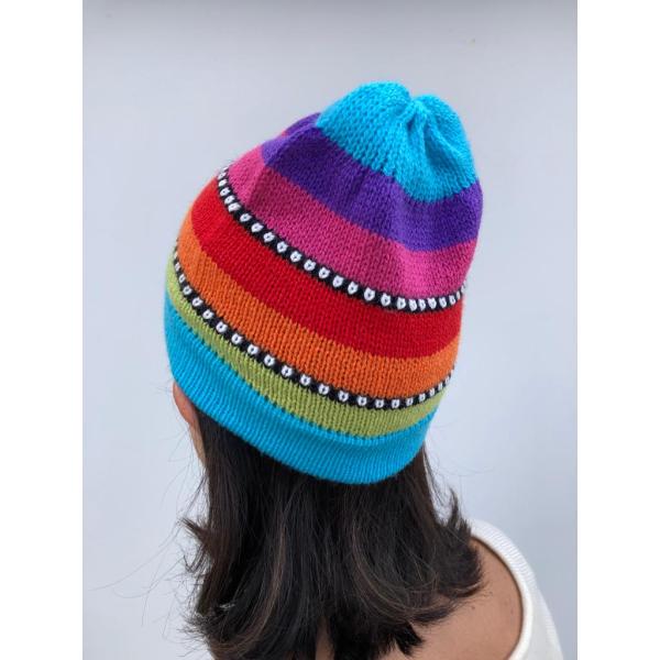 アルパカウールは軽くて暖かく、柔らかくて肌触りが良いため、寒い季節に最適な素材です。さらに、アルパカニットは羊毛よりも保温性が高く、毛玉ができにくいという特徴があります。カラフルなボーダー柄がアクセントで、どの色も鮮やかで個性的なため、おし...