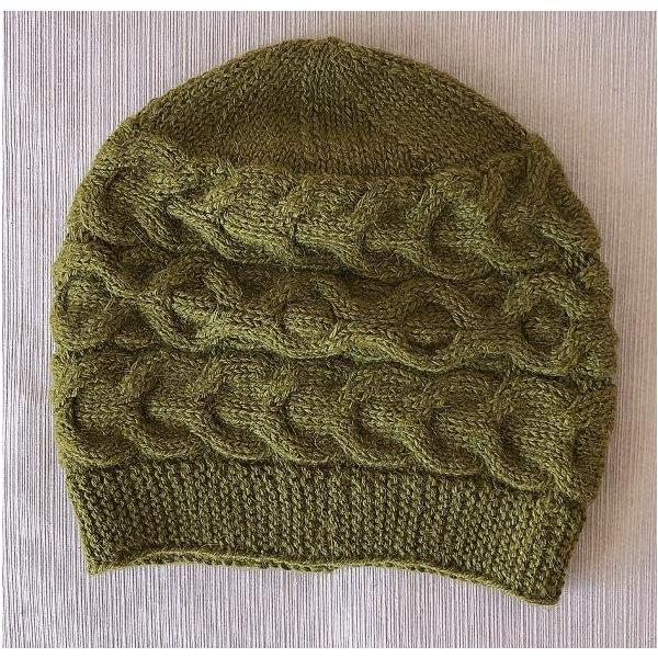 寒い季節にぴったりなアルパカ100％のニット帽子です。この帽子は、上質なアルパカの毛糸を使用し、丁寧に手編みされています。質の高い素材と職人の技が融合した絶妙なデザインは、おしゃれな大人の男女問わずにご使用いただけます。アルパカは、独特な保...