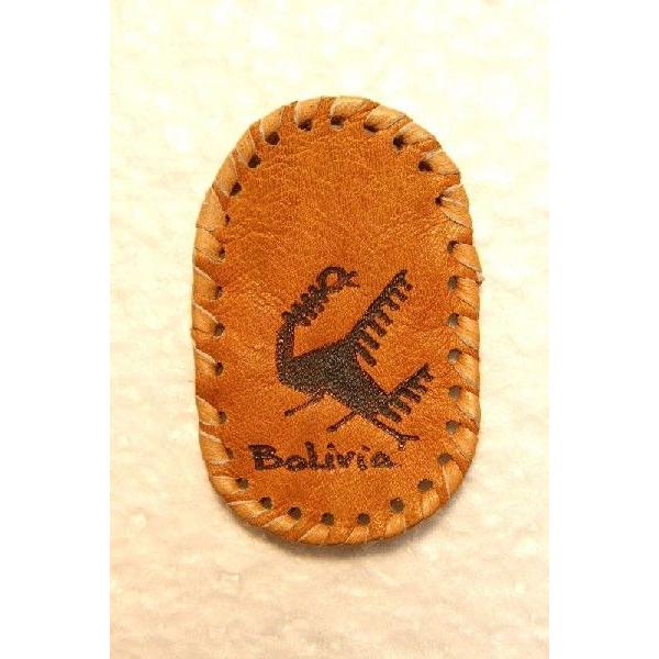 アンデスの動物リャマの革を使った印鑑ケースです。メモリースティックなどちょっとした小物入れに使えます。柔らかくて手触りの良い、リャマの革をぜひお試しください。世界で一つのオリジナルアート作品です。サイズ: 5 cm.素材:ラマ（リャマ）革柄...