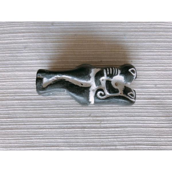 ボリビア独特のお守り。意味：出会い、縁結び、結婚のお守りです。素材：陶器サイズ：5cm