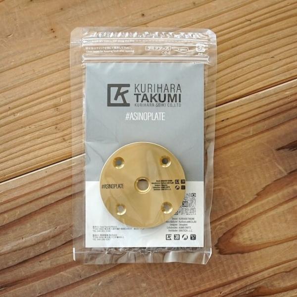 アイデア次第で何でも三脚に合体させられる三脚アタッチメント。、テーブルの天板やプレートなどにASINOPLATEを取り付けることによって、三脚がテーブルの脚に変身します。無垢の真鍮を削り出して作りました。真鍮の特性上、多少のムラやキズ、酸化...