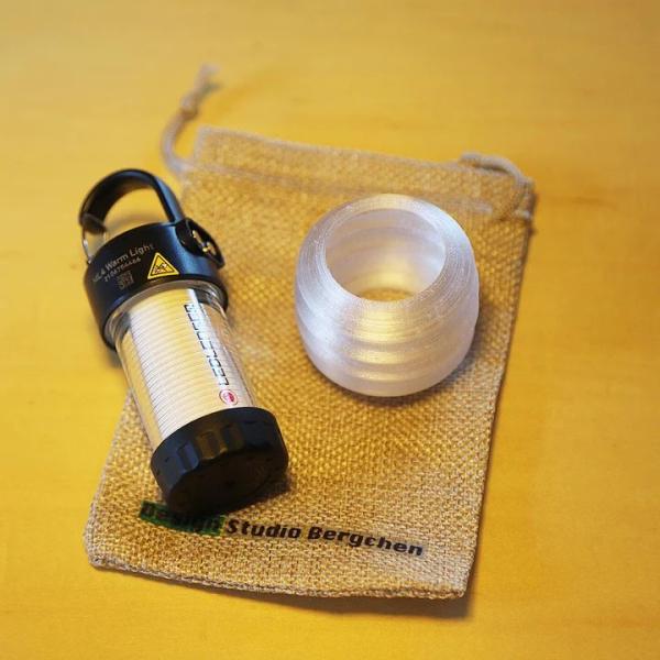 LEDLENSER社のML4というLEDランタンは、洗練された見た目と機能性が人気の商品です。そのLEDランタンにアクセサリーとして取付可能なオリジナルランタンシェードです。本体の機能性を損ねることなく使えるように専用設計しました。ご家庭や...