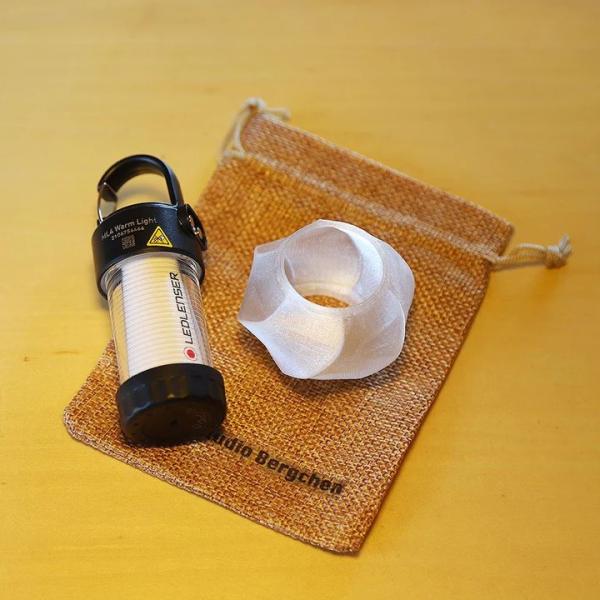 LEDLENSER社のML4というLEDランタンは、洗練された見た目と機能性が人気の商品です。そのLEDランタンにアクセサリーとして取付可能なオリジナルランタンシェードです。本体の機能性を損ねることなく使えるように専用設計しました。ご家庭や...