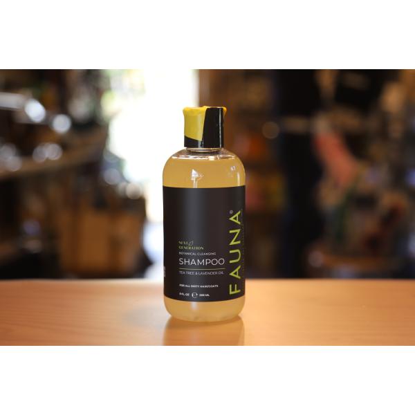 ジョージでは20年以上実績のあるシャンプーです。沢山の天然成分を使用し、肌への不必要な刺激を最大限抑えています。植物由来のエッセンシャルオイルを中心に構成され、ティーツリーやラベンダーのさっぱりした優しい香りで皮膚と被毛に潤いを与えます。汚...