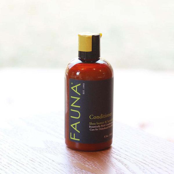 天然ハーブの効果により、被毛に潤いとボリュームを与え、生き生きとした艶のある毛並みに仕上げます。ファウナシャンプーと併せてお使い下さい。商品詳細：【容量】251ml【原産国】アメリカ合衆国【成分】水、ベヘントリモニウム、メトサルフェート、セ...