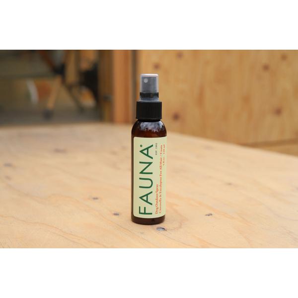 シトロネラ、ユーカリなどを主成分とした爽やかな香りを楽しみ下さい。春から秋にかけて、虫の多い季節のお散歩にご使用ください。 また、乾燥する冬には静電気の帯電対策するなど1年を通じてご使用いただける愛犬の皮膚被毛のためのスプレーです。お散歩前...