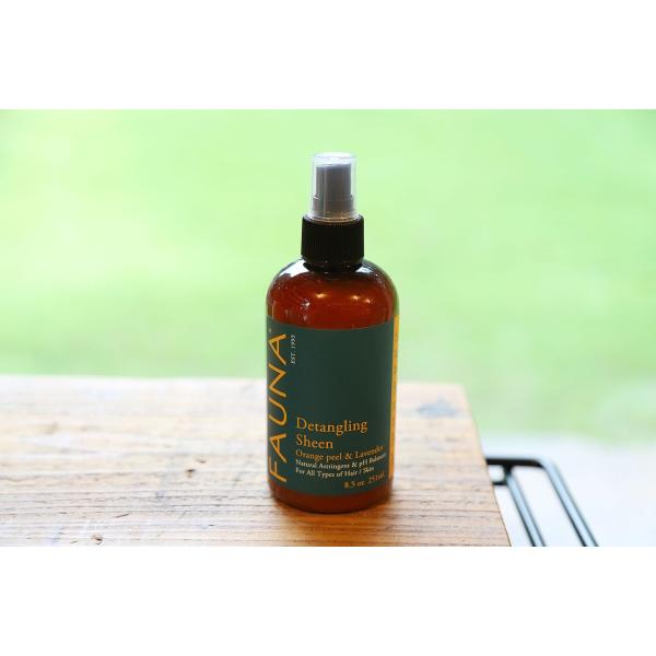 オレンジオイルとラベンダーオイルのオイルがワンちゃんの毛に艶と潤いを与えてくれます。ボトルをよく振ってからワンちゃんの体全体にスプレーしてからブラシやコームでといてからタオルで軽く拭き、いつものようにスタイリングをしてください。被毛が乾いて...