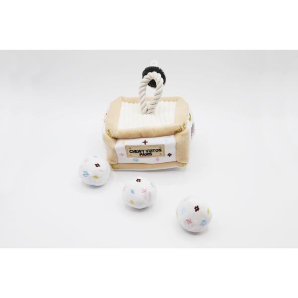 ハウスの中に鳴き笛付きのボール型のトイが3つ入っています。ハウスの中に隠してノーズワークトイとして遊んでいただいたり、そのまま投げたり噛んだり遊んでいただけます。ハウスの上にロープの持ち手がついています。※おもちゃはワンちゃんの力の強さなど...