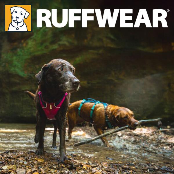 ラフウェアのフラッグラインハーネスは、6か所のアジャスターでサイズ調整ができ、首からしっぽに向かって体にぴったりとフィットするハーネスです。頭を通してから胴回り4か所のバックルを留めるだけで着用でき、便利なサイドリリースバックルで着脱も簡単...