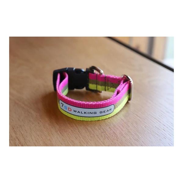 コットンのように柔らかく、水に濡れても乾きが早いアクリル100%素材です。「7SD WALKING GEAR」のタグは、車やオートバイのライトに反射します。アジャスタブルタイプなのでサイズ調節もわんちゃんの首周りに合わせやすく、バックルはカ...