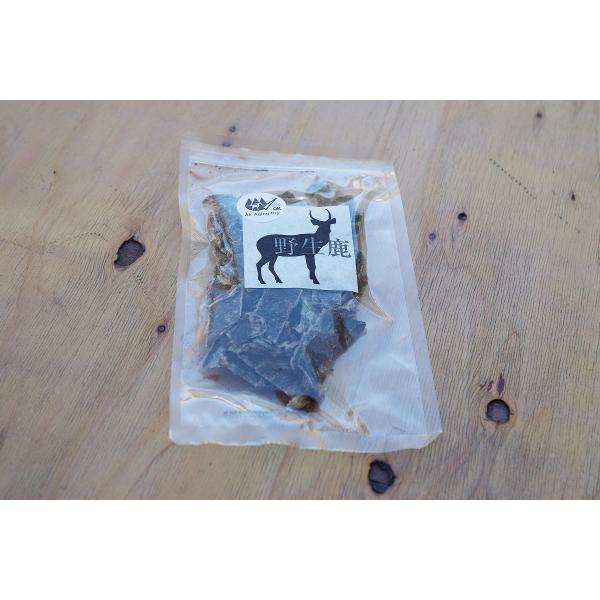 商品詳細：【食材】鹿のふりかけ（チップ）【内容量】50g【カロリー】353kcal/100g当たり【成分表示】粗タンパク質 78.1%以上、粗脂肪 9.6％以上、粗繊維 0.1%以下、粗灰分 3.9%以下、水分 11.0％以下【生産地】日本