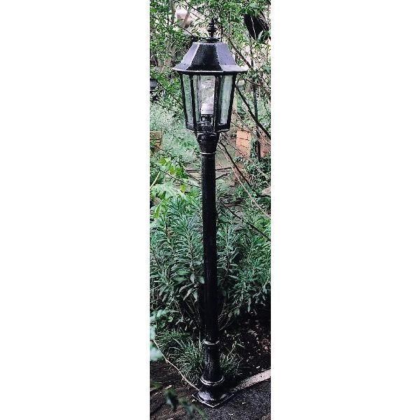 ガーデンライト庭園灯屋外照明がお庭も家も心も癒します。レトロな雰囲気を醸し出す佇まいは、家のデザインとガーデニングのイメージを優しくします。球体の外灯が優しさと暖かさを兼ね備えた光をお届けします。■サイズ：照明本体(mm)：高さ1500×直...