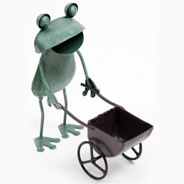 「無事帰る」「福カエル」など、「カエル」の言葉にかけて、縁起の良い生き物として愛されています。他にも「福をむかえる」、「幸せをむかえる」、「人をむかえる」と言って贈り物にも最適です。愛らしい表情のブリキ カエルのオーナメントを飾って福を呼び...