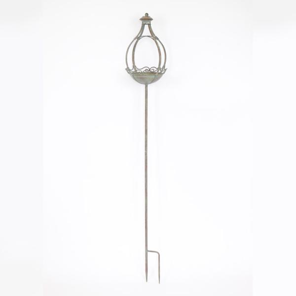 バードフィーダーは、野生の鳥に餌を与えるための餌台です。餌台を置くことで、季節に応じていろいろな野鳥が庭に集まり心を癒されます。地面に差し込んで使用できるバードフィーダーです。アイアン製の上品なデザインですので、ガーデンオーナメントととして...