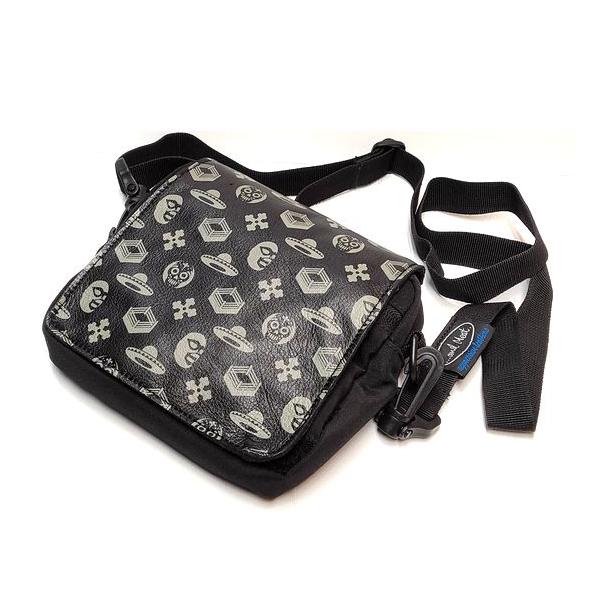 ■サイズ：　H約15cm×W約18cm×マチ約3cm■素材：本体/ポリエステル  フタ/本革■本体カラー:ブラック　フタ：ブラック　ホワイト●アンドミートオリジナルデザインのマスクマンをモチーフにしたコンパクトポーチです●ちょっとした外出や...