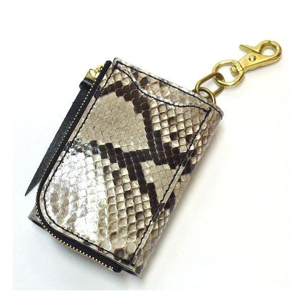 ■サイズ：　約104mm×75mm×20mm■素材：牛革 蛇革●キーケースにコインケース/札入れが付いたミニ財布です。●外はダイヤモンドパイソン革。中身は使うほどに味がでるヌメ革。●キーホルダーパーツは6本タイプをチョイス。●カード入れも付...