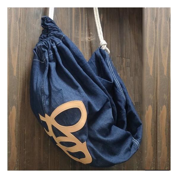 サイズ(cm)H約60cm×底直径 約40cm素材 コットン100％●アンドミートオリジナルデザインのマスクマンをモチーフにしたランドリーバッグです。●かなりの大容量のデニムバッグです。男性女性共に使えるベーシックなデザインです。※アンドミ...