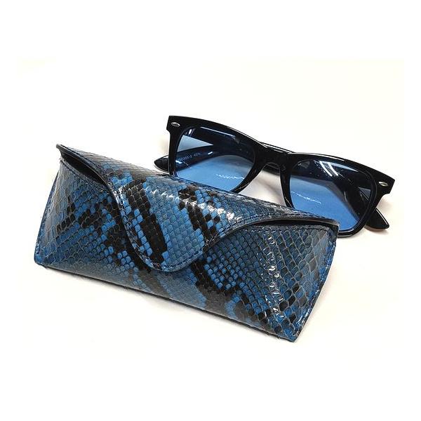 ■サイズ：168×65×40mm■素材：牛革/蛇革●高級感あふれるパイソン革『ツヤありカラー/ブルー』を使用したサングラスケースです。※【...andMeat.】アンドミート製品は全てハンドメイドのため、お届けまで1週間から10日程お時間を...