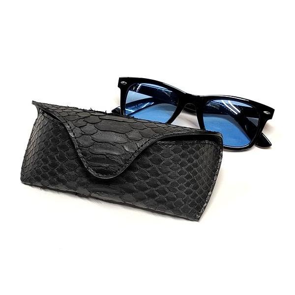 ■サイズ：168×65×40mm■素材：牛革/蛇革●高級感あふれるパイソン革『パイソン/ブラック』を使用したサングラスケースです。※【...andMeat.】アンドミート製品は全てハンドメイドのため、お届けまで1週間から10日程お時間をいた...