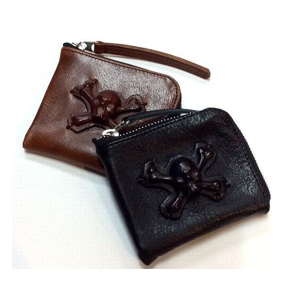 ■サイズ：　本体:約90mmx100mm×10mm●素材：牛革●シンプルなコンパクト財布です。●中心にはスカル立体モチーフ。アンドミートだけの特殊加工です。●自然の牛革の雰囲気を最大限に生かした財布です。ユニセックスでお使いいただける商品で...