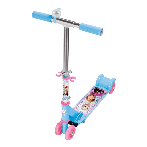 アルミ製で軽量、コンパクト。ワンタッチで折りたたみができます。ハンドルの高さは3段階に調整可能。デッキには滑り止め、光る前輪（電池不要）、四輪走行など、安全にも　配慮されています。185×450×120mm（パッケージサイズ）