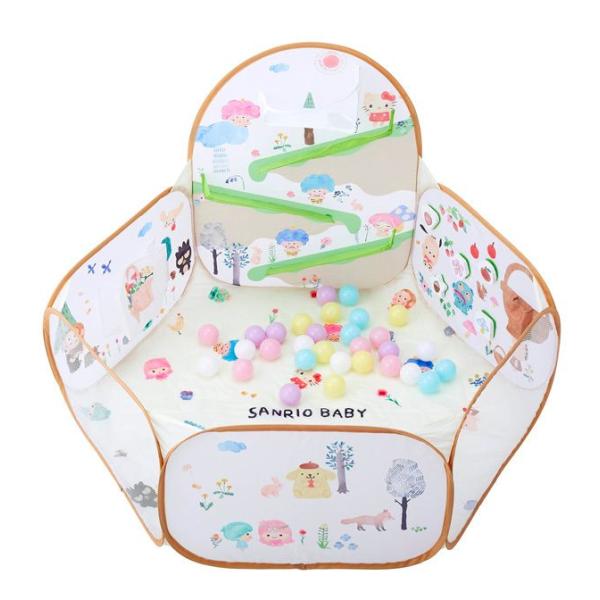 ボールプールにはサンリオベビーのかわいくてやさしいキャラクターがいっぱい！楽しいギミックもたくさん！何度やっても面白いころころボールスロープです。いちばん下までころがせるかな？●お買い物あそびと形合わせ！かごにタッチしたら音が鳴ります。５つ...