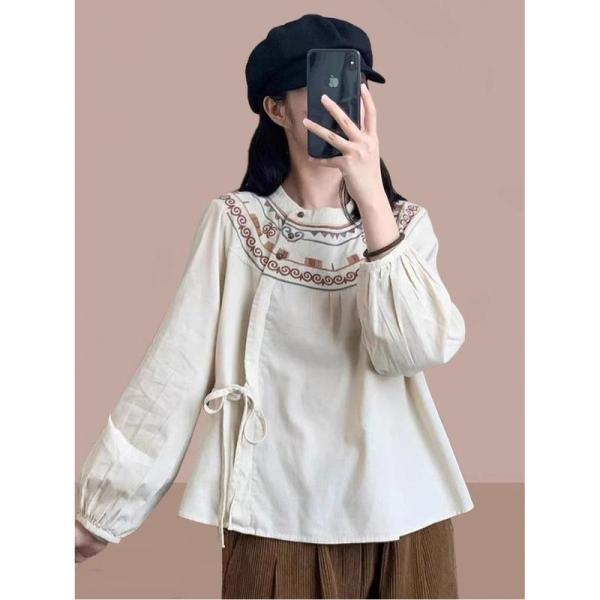 【発売日：2026年04月17日】【細部までこだわった仕立て】袖口に程よいボリュームを持たせた長袖シャツは、手元を美しく見せる上品な仕上がりです。ナチュラルな質感の刺繍ブラウスは、お手入れがしやすく風合いが損なわれにくいため、長く愛用いただ...