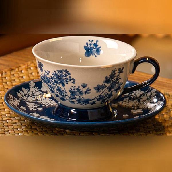 【発売日：2026年04月25日】【セット】この商品はコーヒーカップとソーサーのセットになっており、伝統的な技法を活かした陶器ならではの温かみを感じられます。千年以上続く陶芸文化の流れを汲んだ、匠の技が詰まった作品です。【エレガントなデザイ...