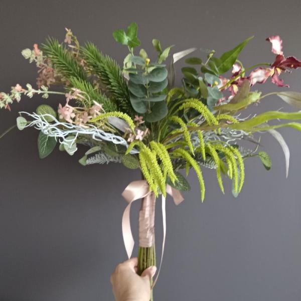 【発売日：2026年04月30日】【DIY可能】おしゃれな花瓶挿し可、ボリュームのあるデザインで、空間を一気に華やかにします。花瓶に入ったフェイクフラワーには、白いダリアの花、青いダリアの花、人工ユーカリ、造花【多用途の活用シーン】卓上イン...