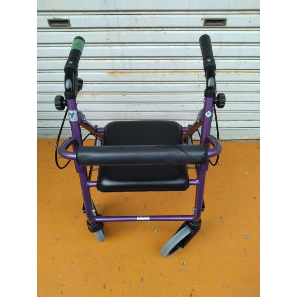 サイズ幅48cm×奥行57cm×高65〜76cm(6段) 収納時サイズ幅48cm×奥行30cm×高80cm 座面寸法幅36cm×奥行33cm×高40cm 重量6.7kg 車輪サイズ前輪18cm×後輪12.5cm フレーム材質アルミ(一部スチ...